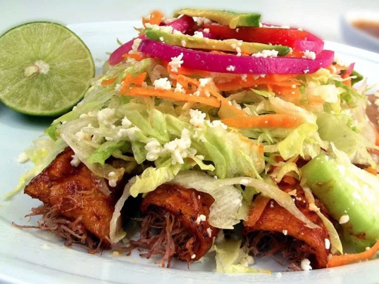 festival-de-la-enchilada-con-lechuga