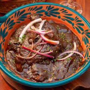 bencomo-restaurante-costilla-en-mole-con-hongos