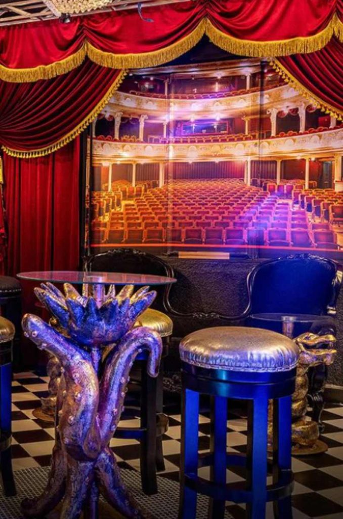 maleficio-el-speakeasy-villanas-de-disney-doncella-cafe-interior