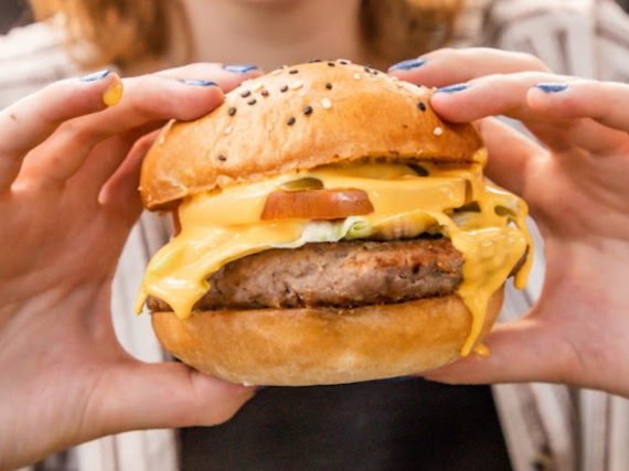 caele-a-la-burger-party-que-esta-organizando-chazz-hay-nueva-hamburguesa